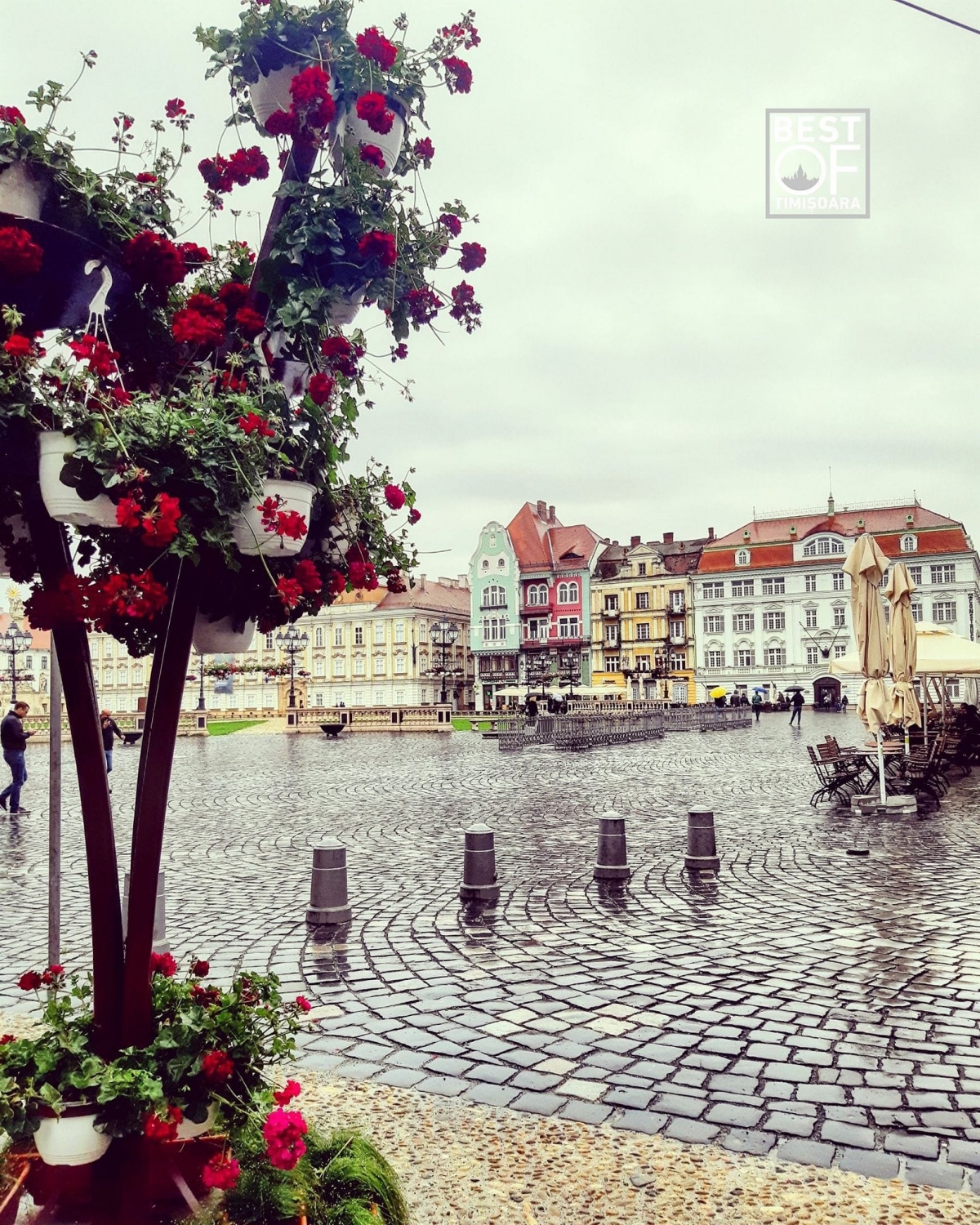 Picăturile de ploaie se transformă într-un strop de istorie, în Piața ...